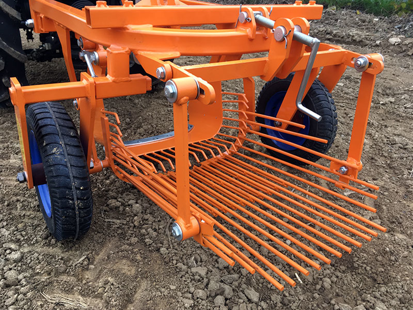 Arracheuse de pommes de terre pour tracteur modèle DPT-120