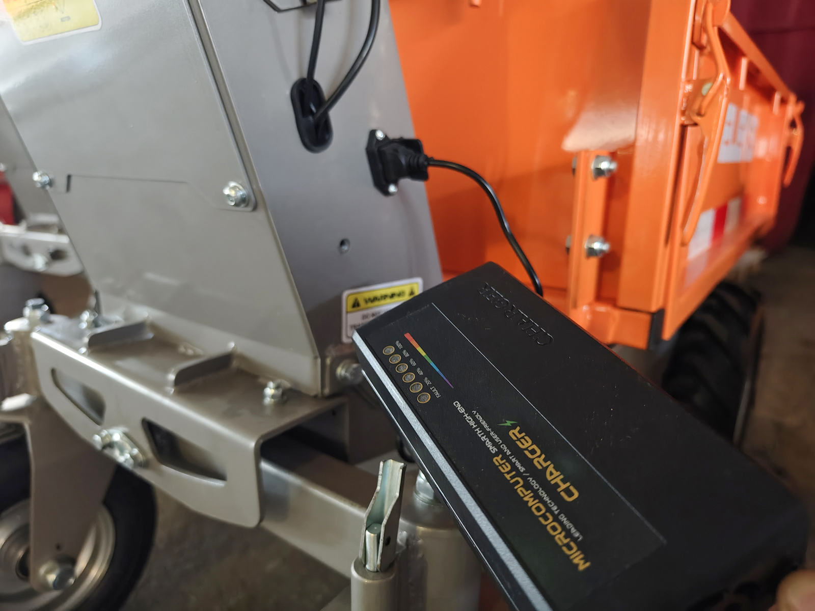 Brouette 100% électrique avec benne à basculement hydraulique