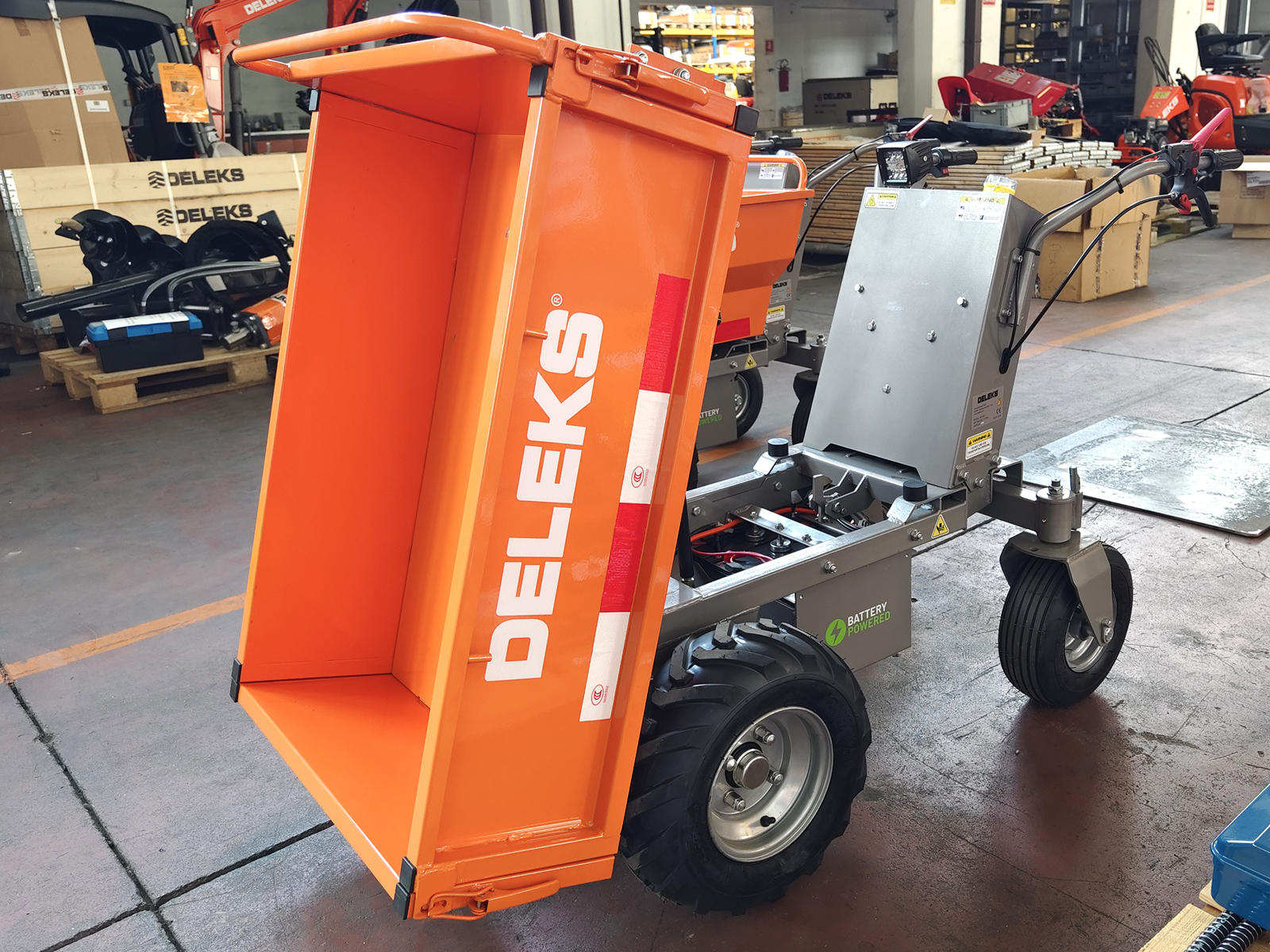 Brouette 100% électrique avec benne à basculement manuel